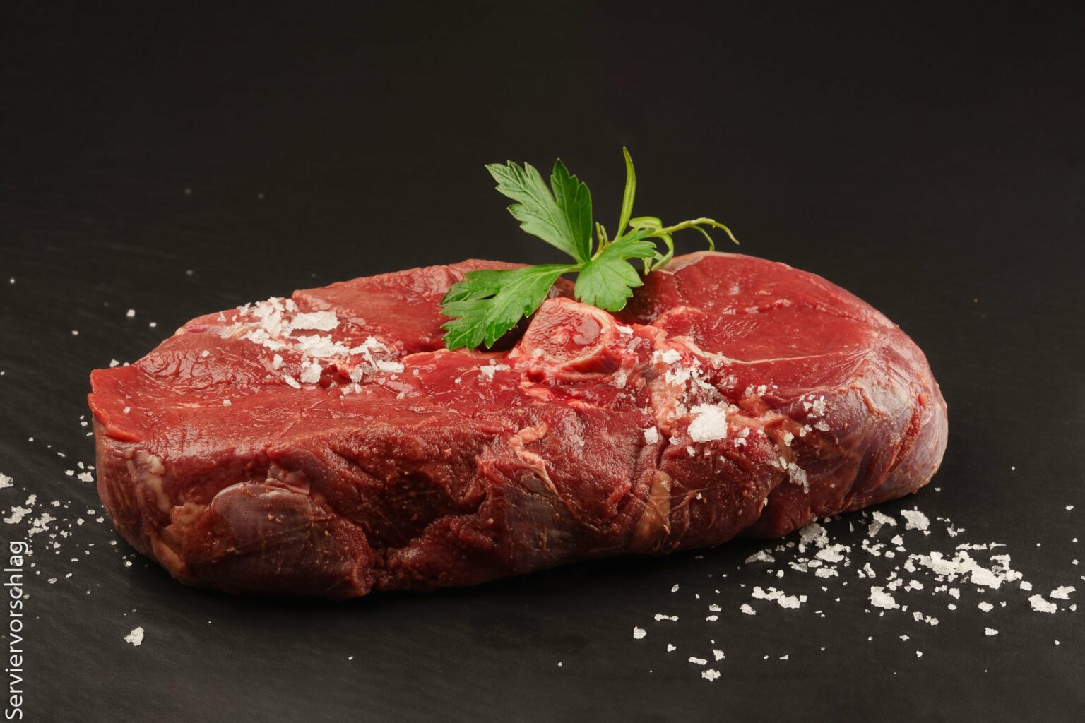 Rehsteak Osso Bucco Style – Zartes Wildfleisch aus der Keule- Tellermitte